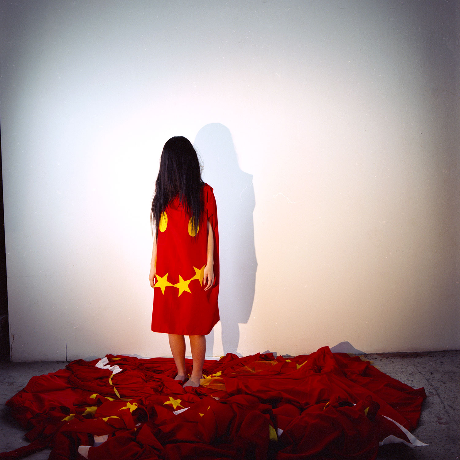 100 WAYS TO WEAR A FLAG - Alicia Framis